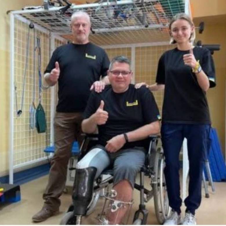 Американець за 4 години виготовив і встановив протез херсонцю який